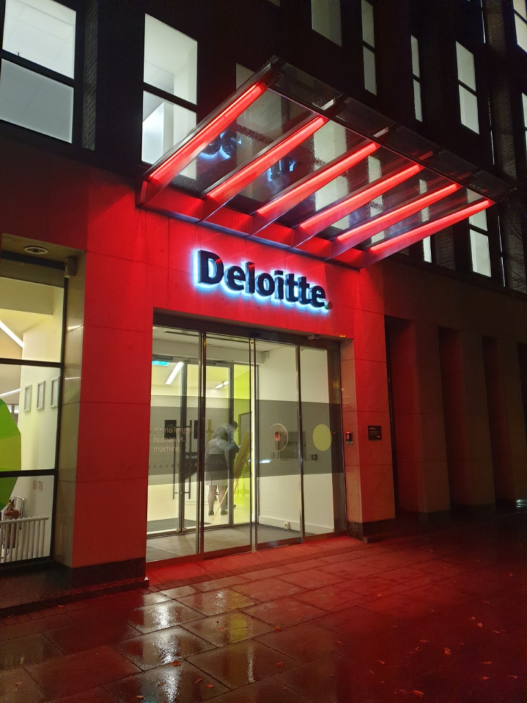 GLOW RED Buildings 2022 – HIV Ireland